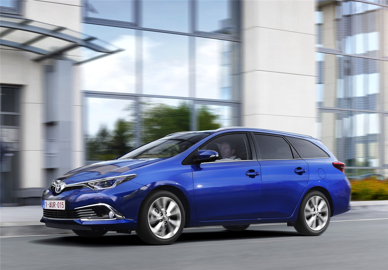 Benzynowe kombi segmentu C – firmowy samochód z pojemnym bagażnikiem ...